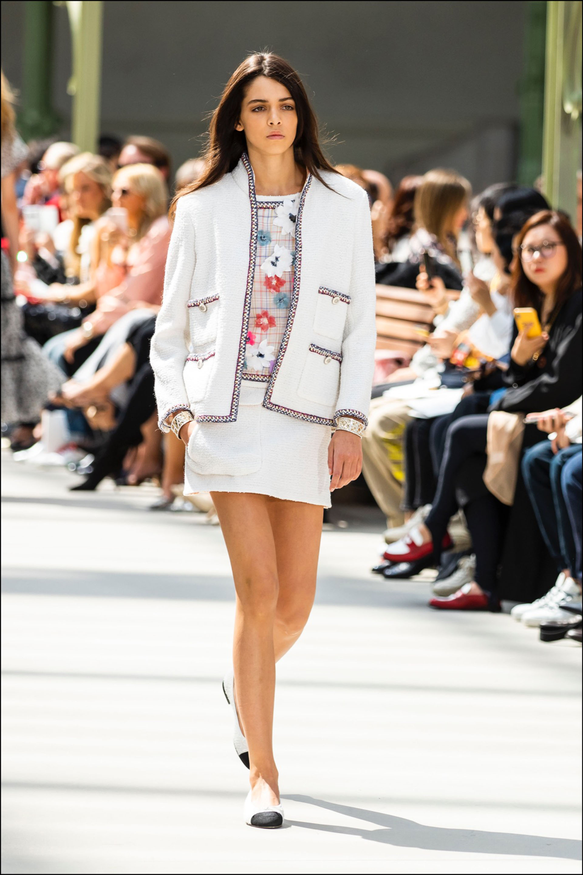 Puro glamour y toques de color en el desfile de Chanel - Revista Para Ti