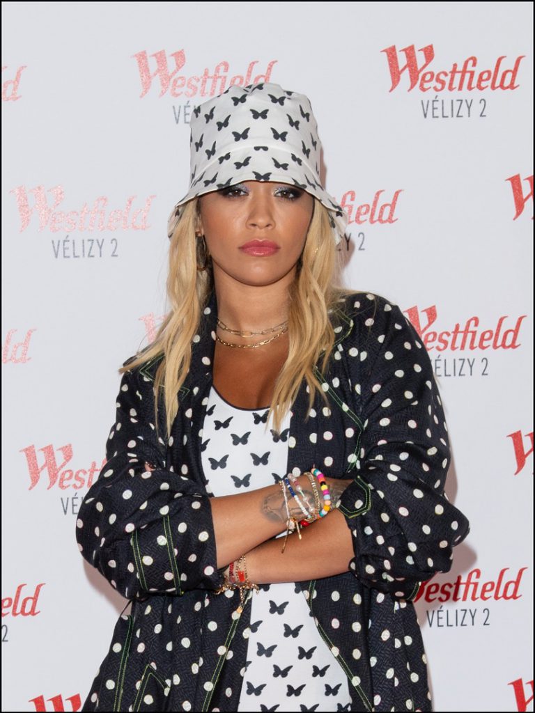 3 looks de Rita Ora, la reina del “maximalismo” - Revista Para Ti