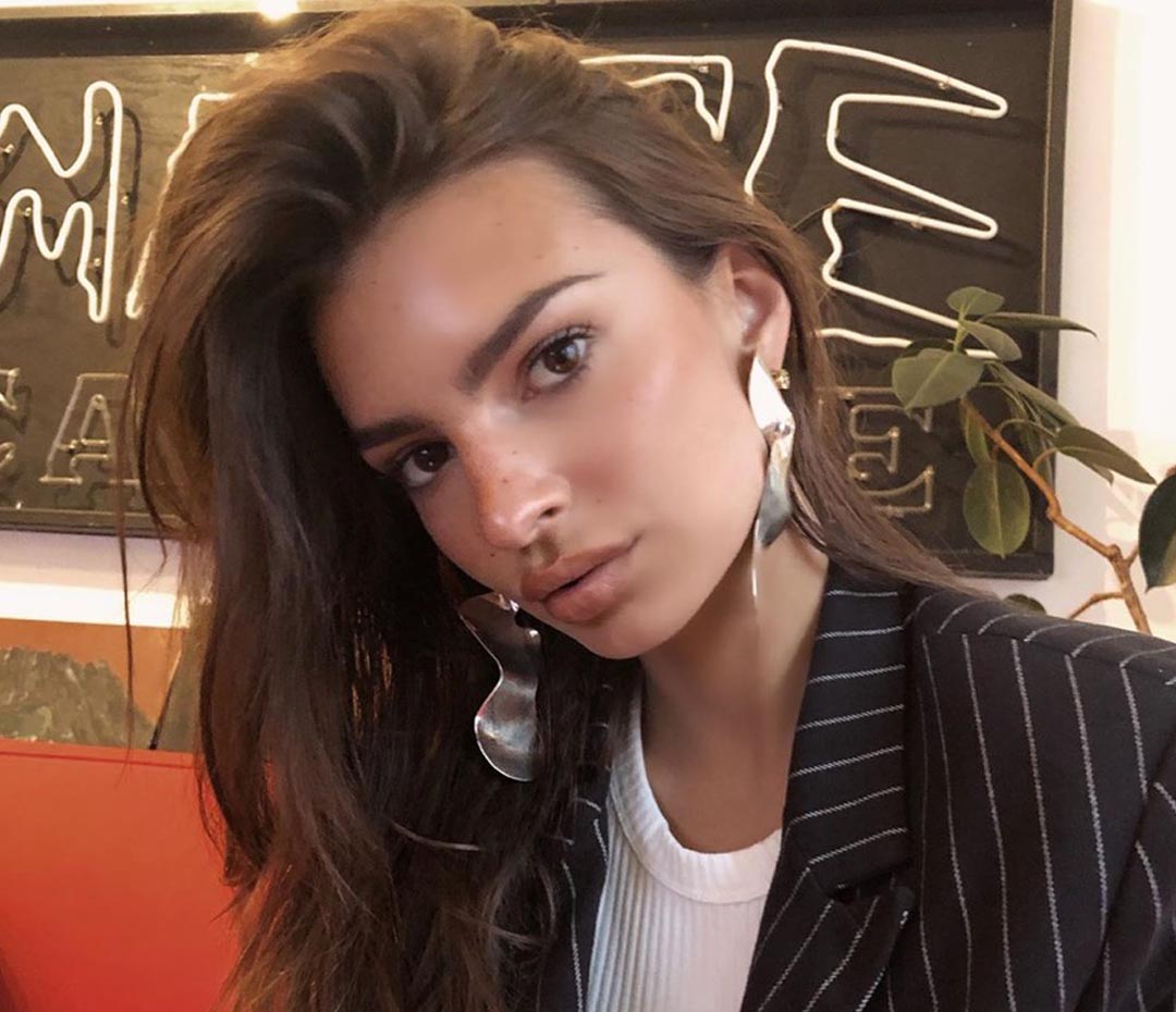Emily Ratajkowski muestra el mejor truco de estilismo con saco oversize ...