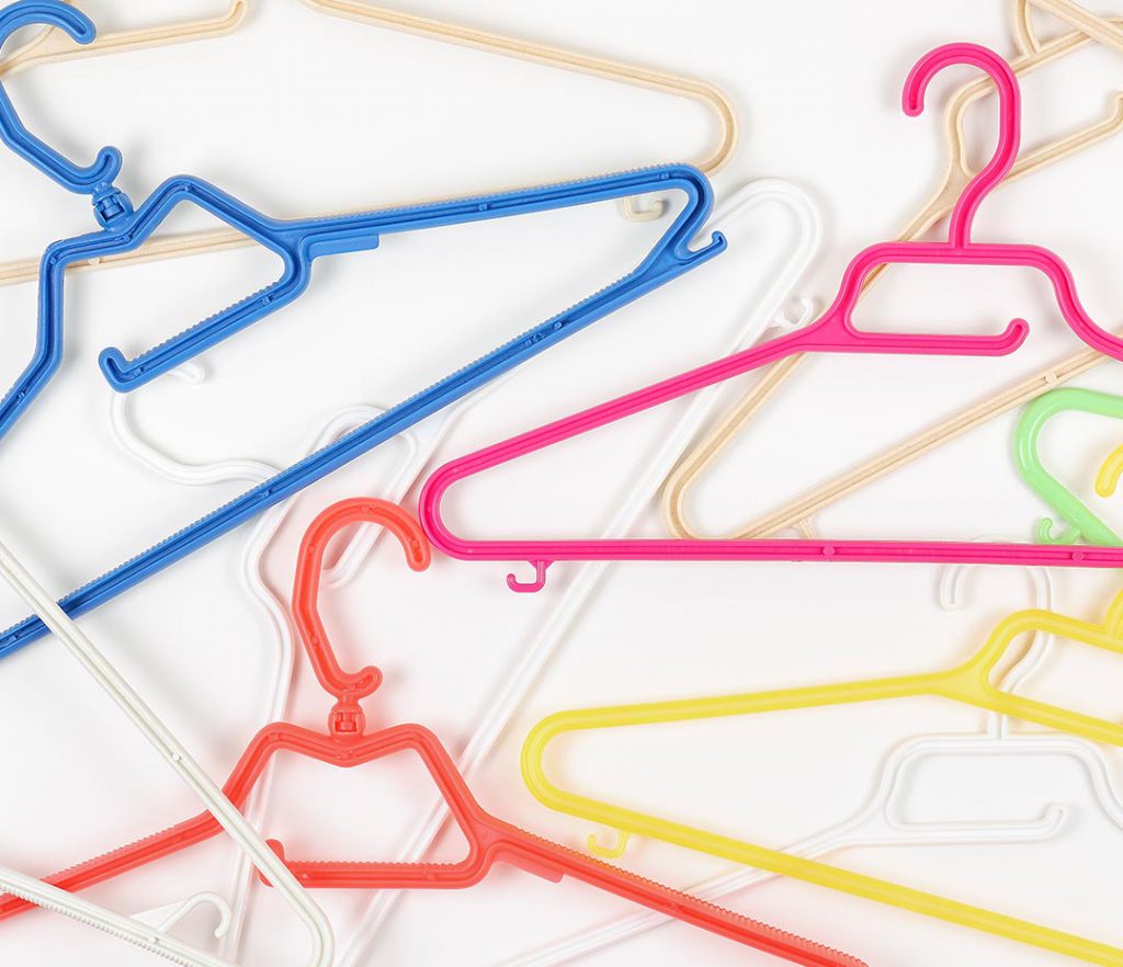 Las perchas de plástico en la mira de la moda sustentable – Para Ti