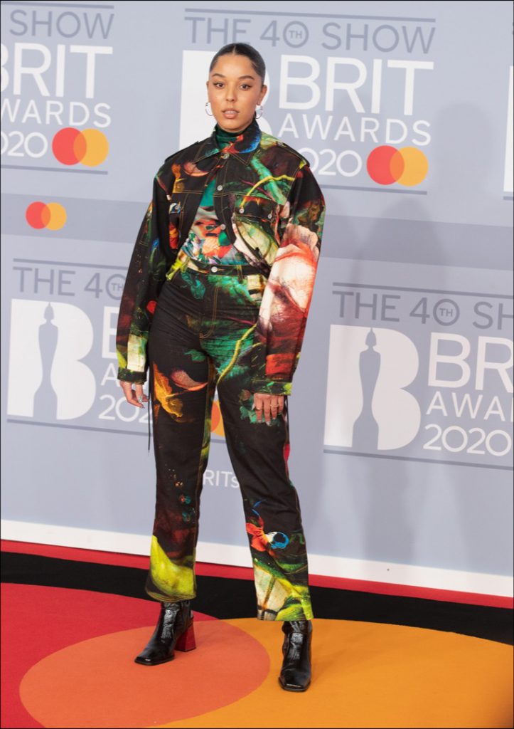 El look de las estrellas de los Brit Awards 2020 (alfombra roja glam & pop)