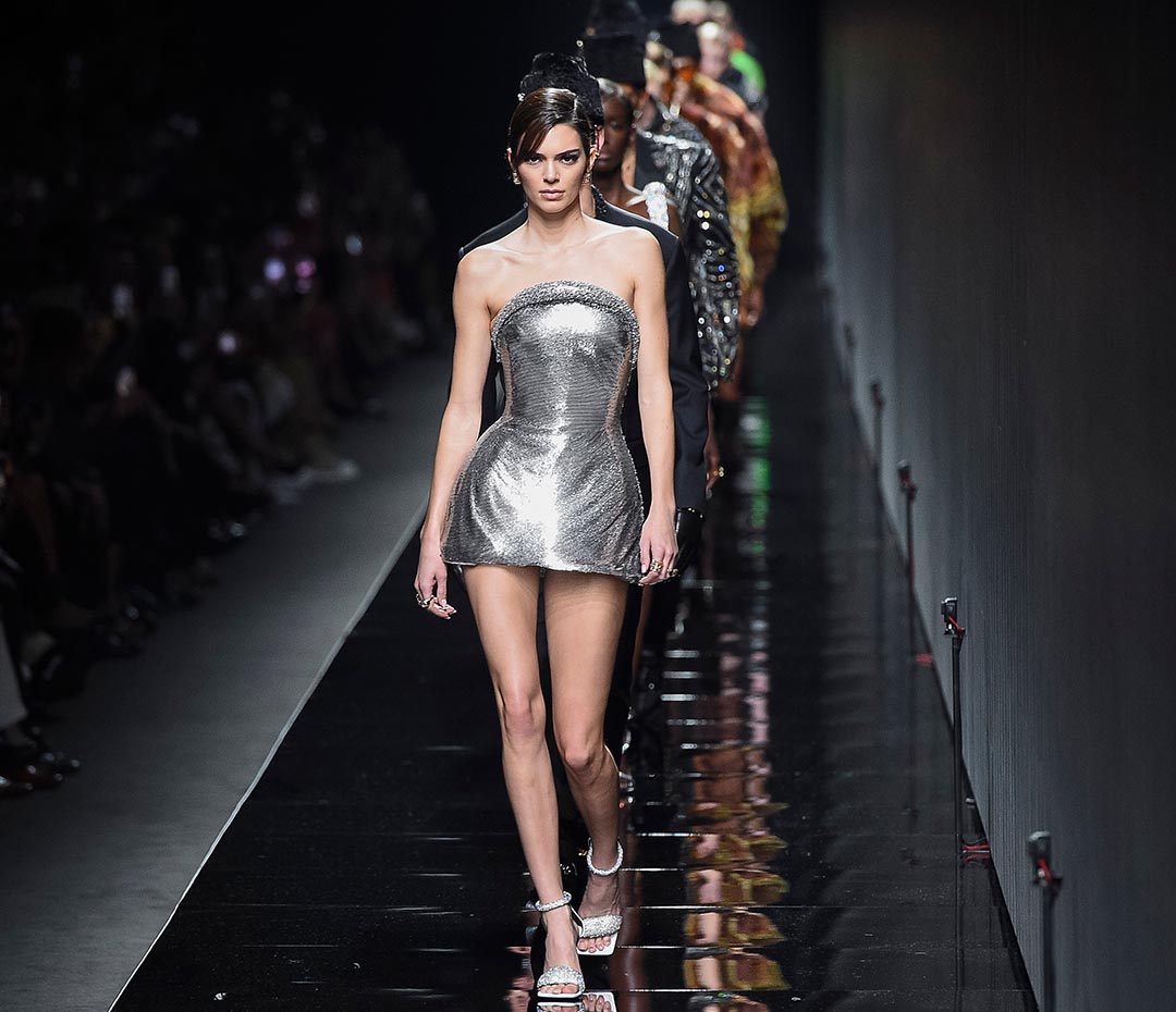 La pasarela de Versace llenó de color y energía Milan Fashion Week ...