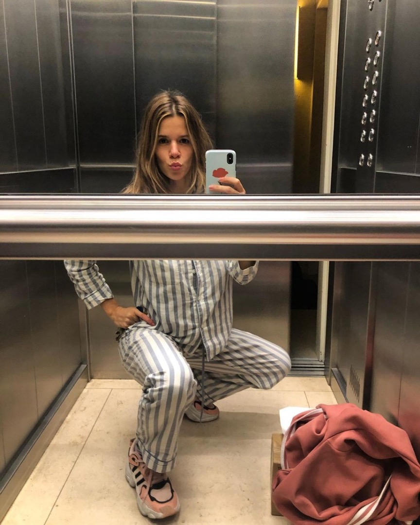 Mirá el particular look de Violeta Urtizberea para salir a hacer las ...