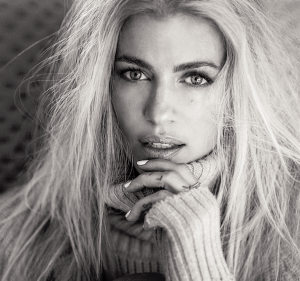 Daniela Urzi: la modelo top que volvió (y se quedó en casa)