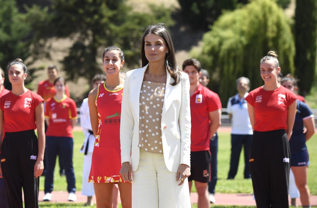 Letizia dejó el look negro y apostó al off white, color tendencia de la ...