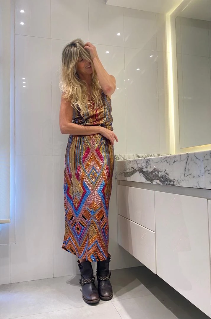 El truco de estilismo de Sole Solaro para un look con vestido de ...