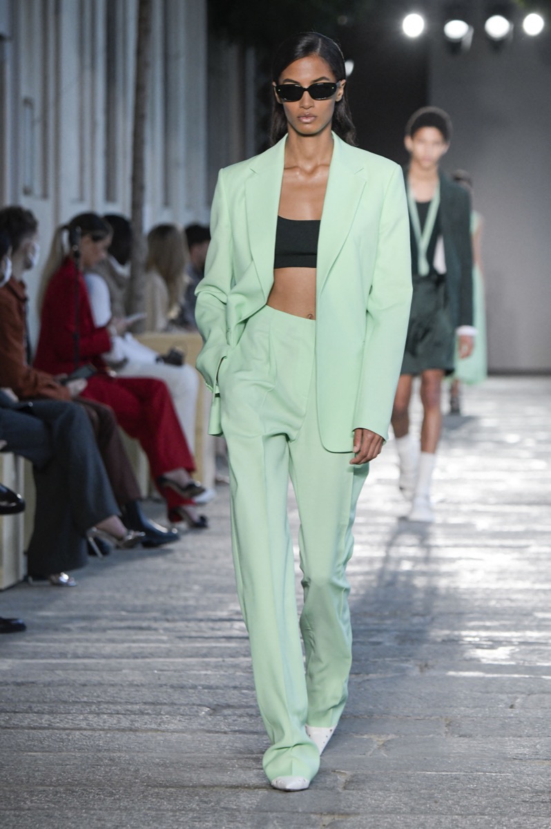 La colección primavera verano de Hugo Boss presentó siluetas con alto ...