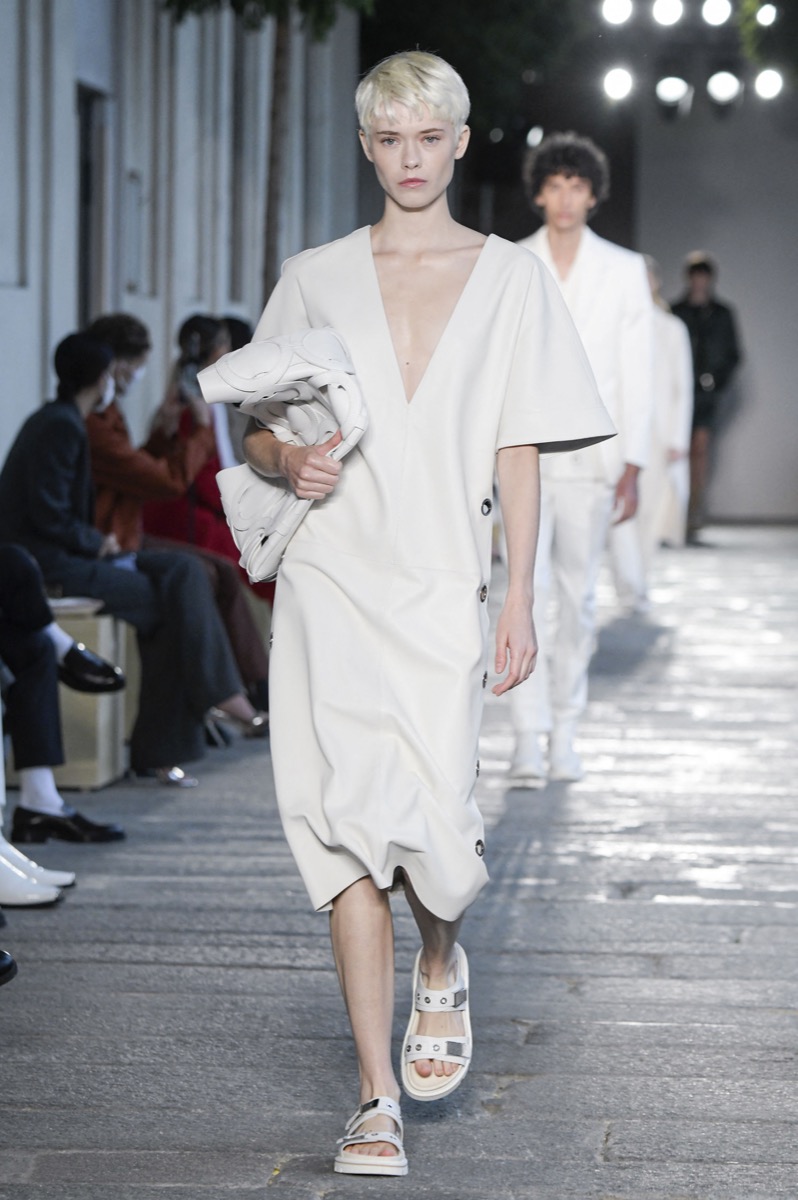 La colección primavera verano de Hugo Boss presentó siluetas con alto ...