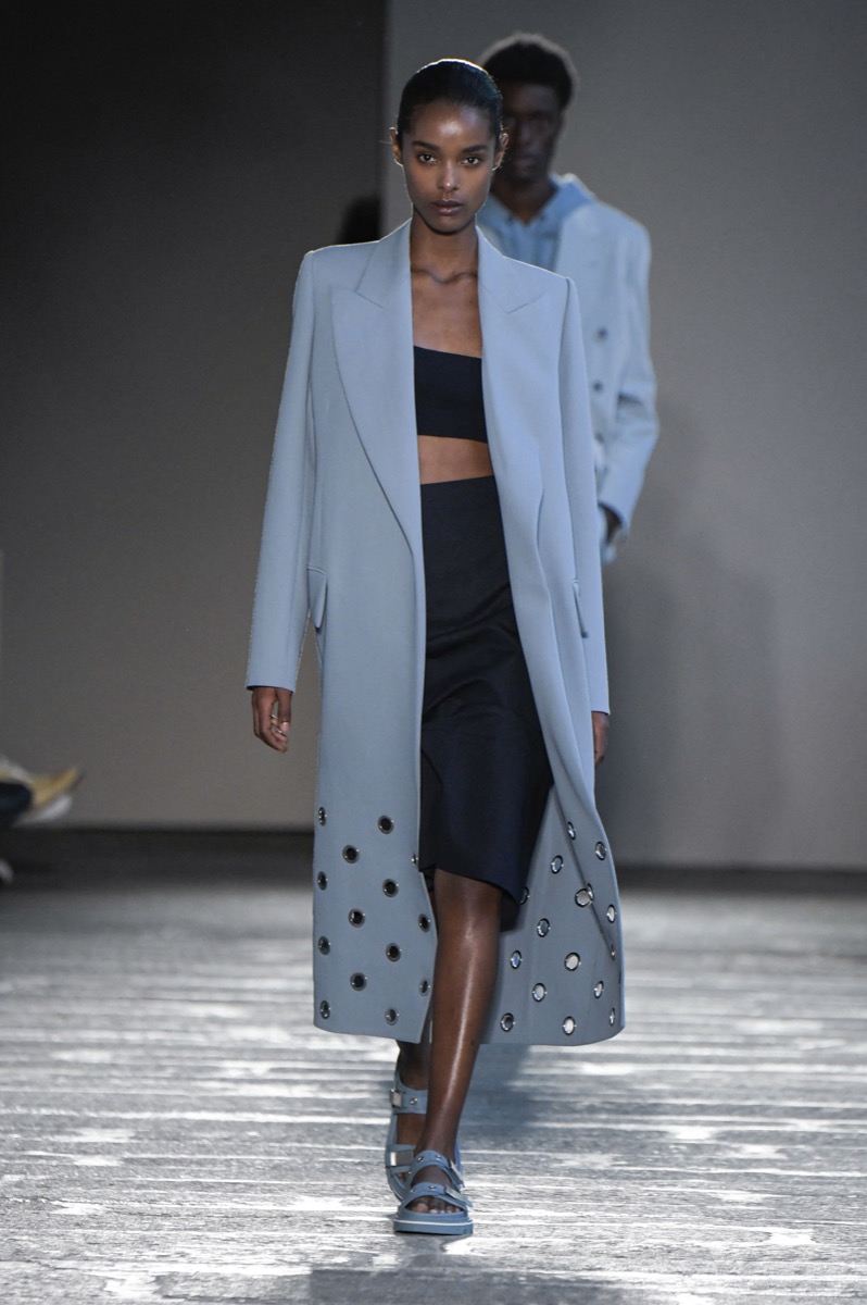 La colección primavera verano de Hugo Boss presentó siluetas con alto ...