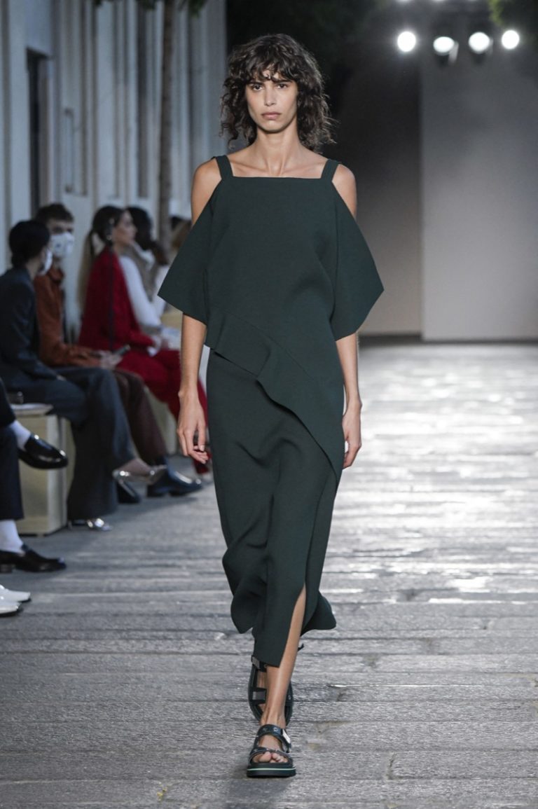 La colección primavera verano de Hugo Boss presentó siluetas con alto ...