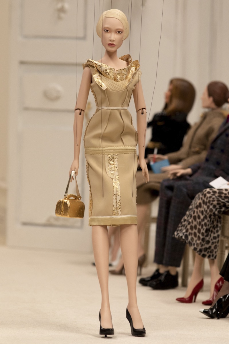 Moschino presentó un desfile diferente y lleno de fantasía - Revista ...