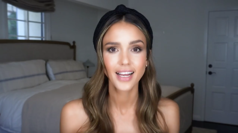 Jessica Alba nos enseña a hacernos el smokey eye – Para Ti