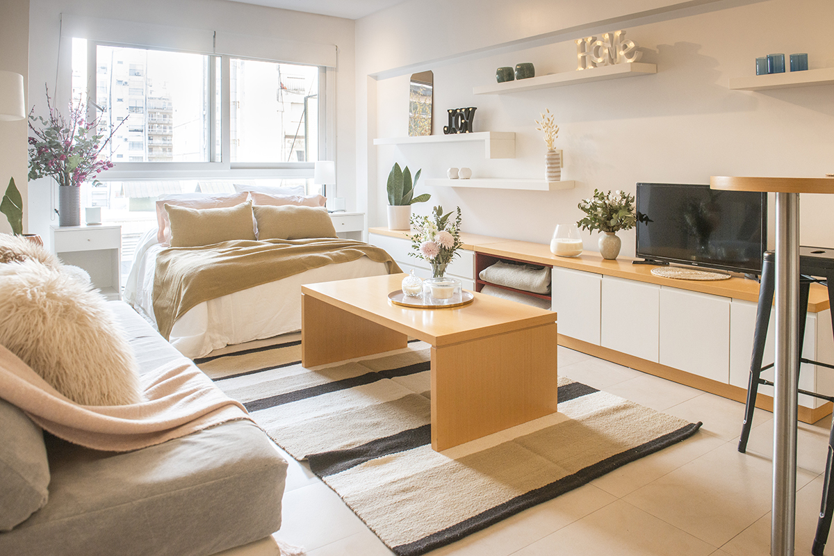 Detalles de un monoambiente ambientado con mucha luz y funcionalidad ...