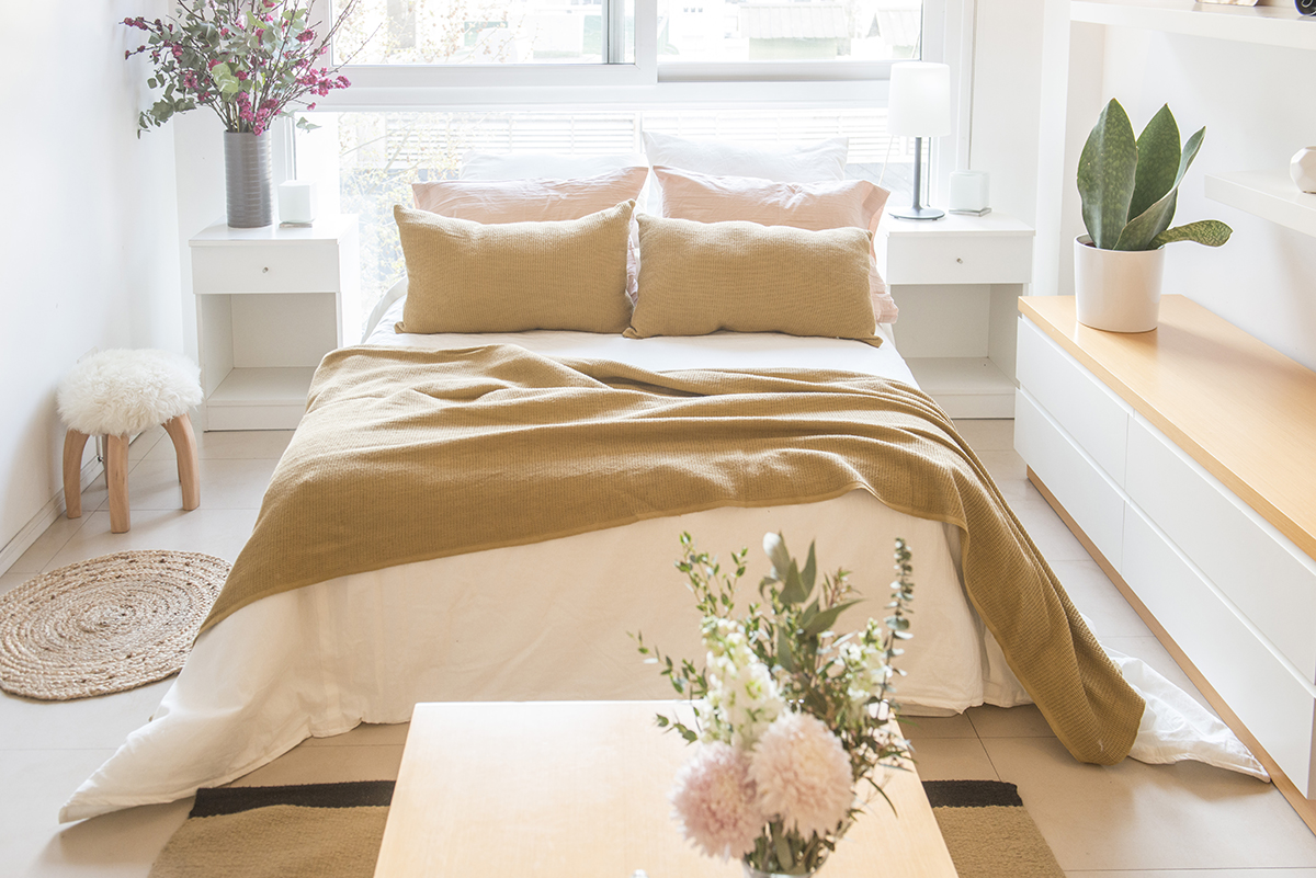 Detalles de un monoambiente ambientado con mucha luz y funcionalidad ...