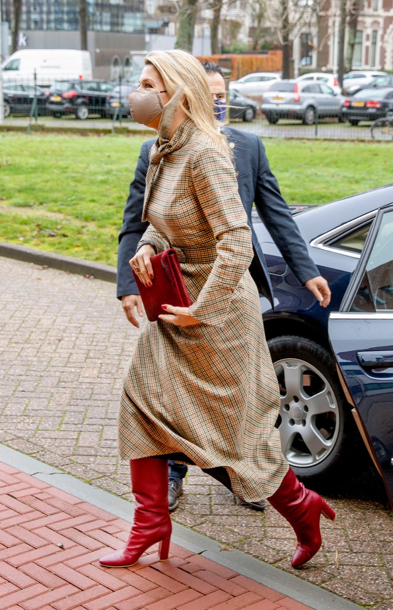 ¡Máxima lo hizo otra vez! Apostó a los accesorios y su look fue ...