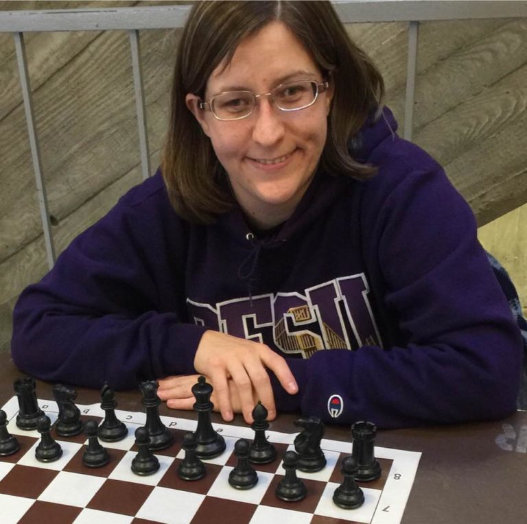 Quién es Jessica Lauser, la campeona de ajedrez ciega a la que comparan ...