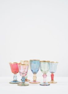 Los vasos y copas de colores, vintage y labrados son tendencia de ...
