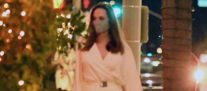 Angelina Jolie se alejó por un momento de las prendas exclusivas y optó ...