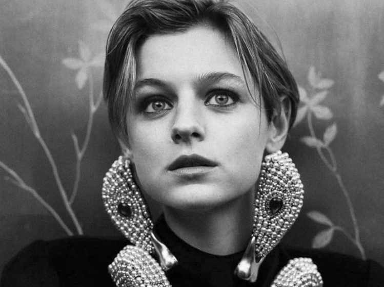 El llamativo y surrealista look de alta costura con el cual Emma Corrin ...