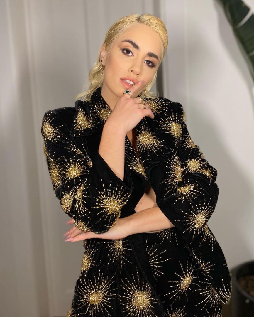 Lali usó un look de alto impacto para la presentación de «Sky Rojo ...