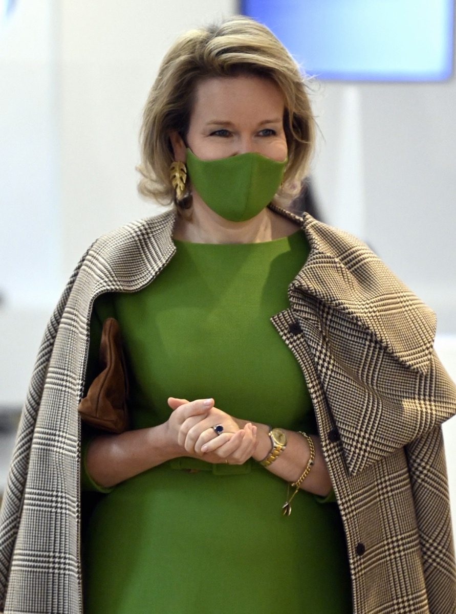 Aplausos para la Reina Mathilde que se animó a un look irresistible ...