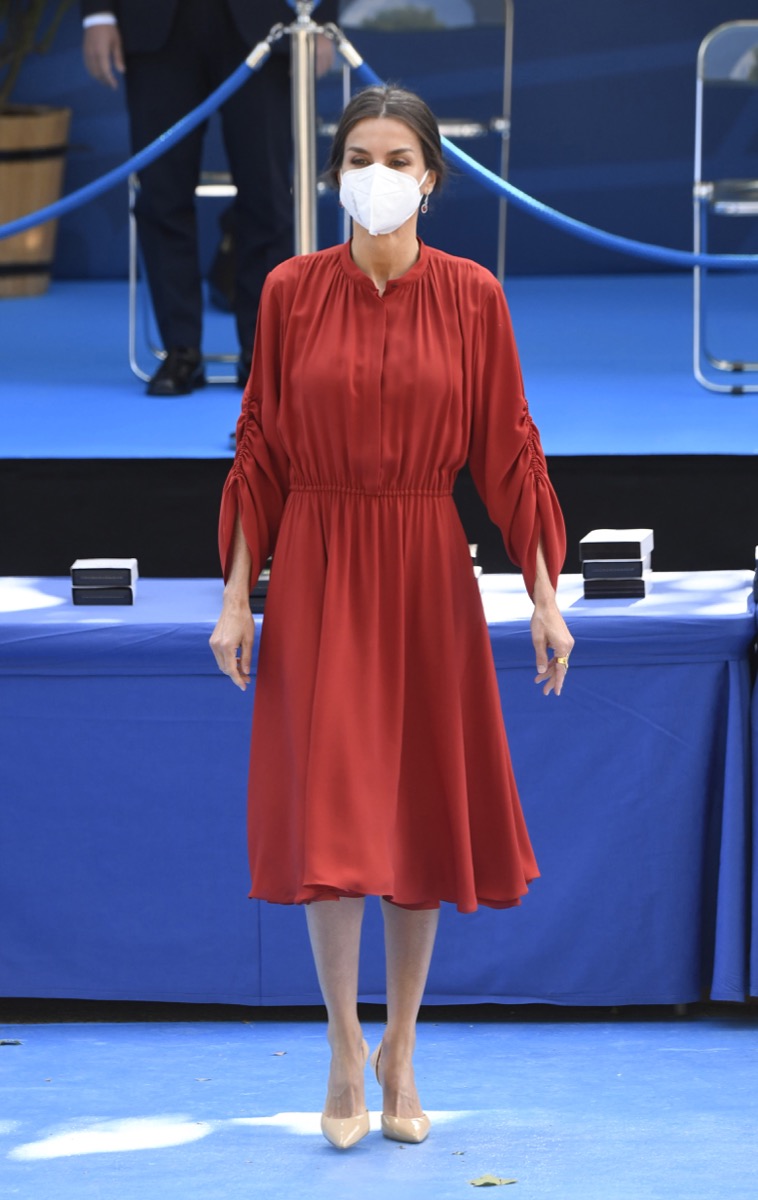 Letizia Ortiz tiene el vestido comodín y salvador que todas debemos ...