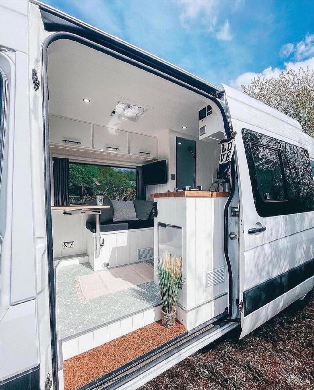 Una camioneta van convertida en una casa rodante: tiene detalles deco ...