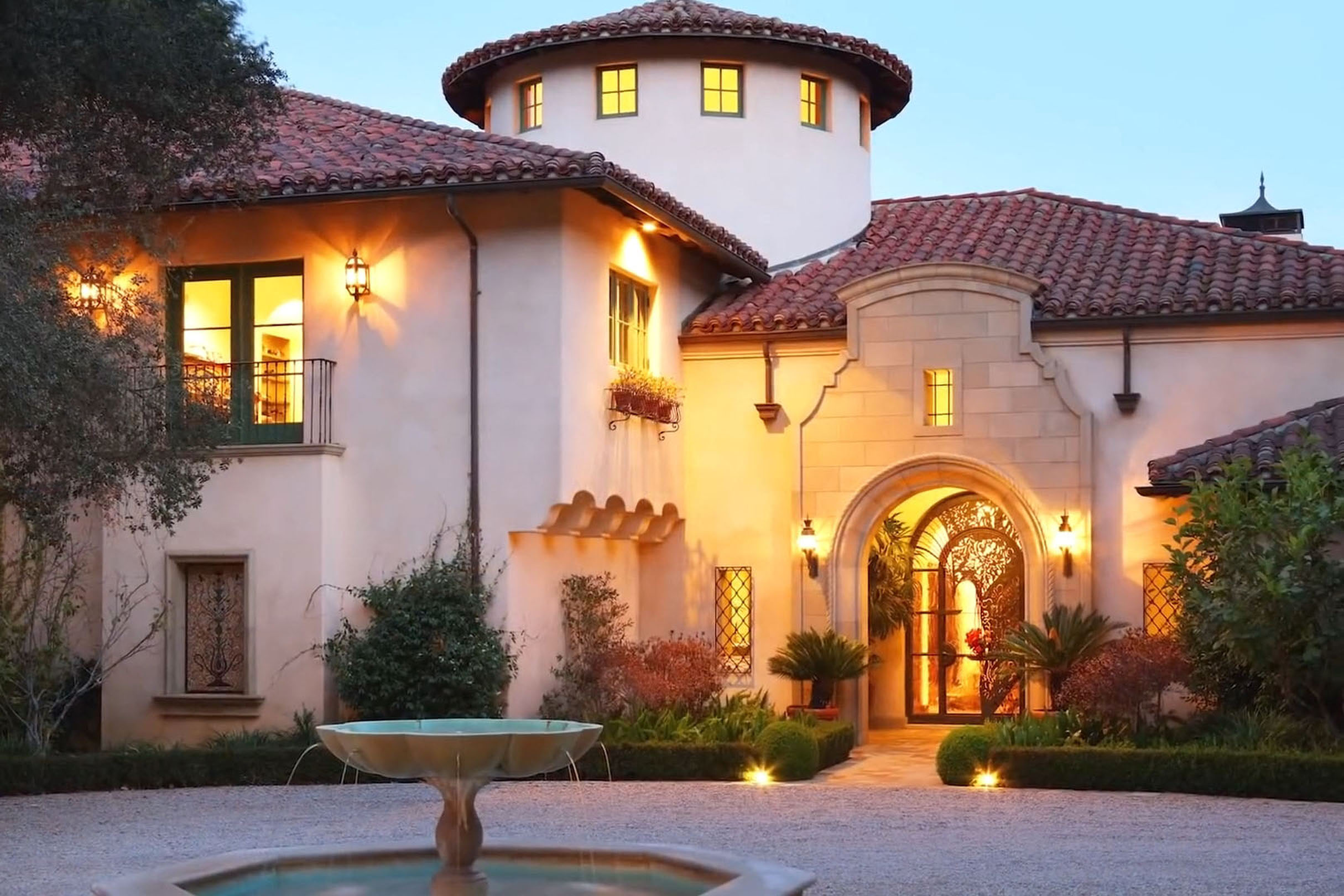 Conocé la mansión de Dwayne "La Roca" Johnson: cuenta hasta con una ...