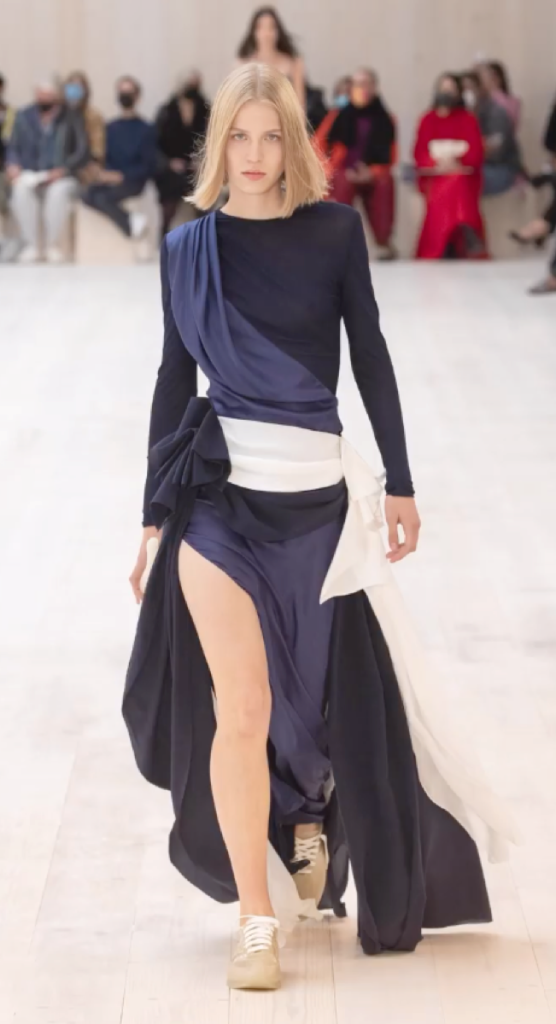 Loewe subió a la pasarela una colección vanguardista con siluetas ...