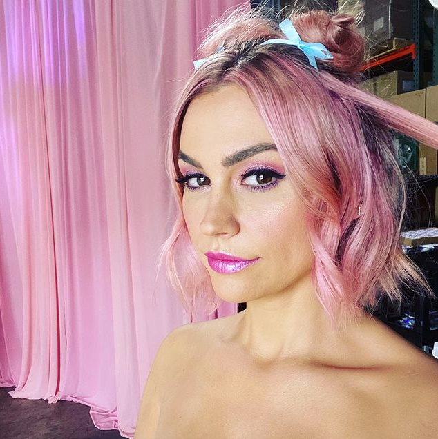 Quién es Lisa Stelly, la actriz de 34 señalada como la novia de Brad ...