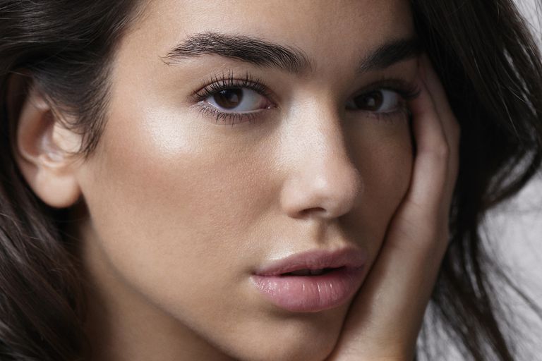 Dua Lipa se suma a la k-beauty para mantener radiante su piel - Revista ...