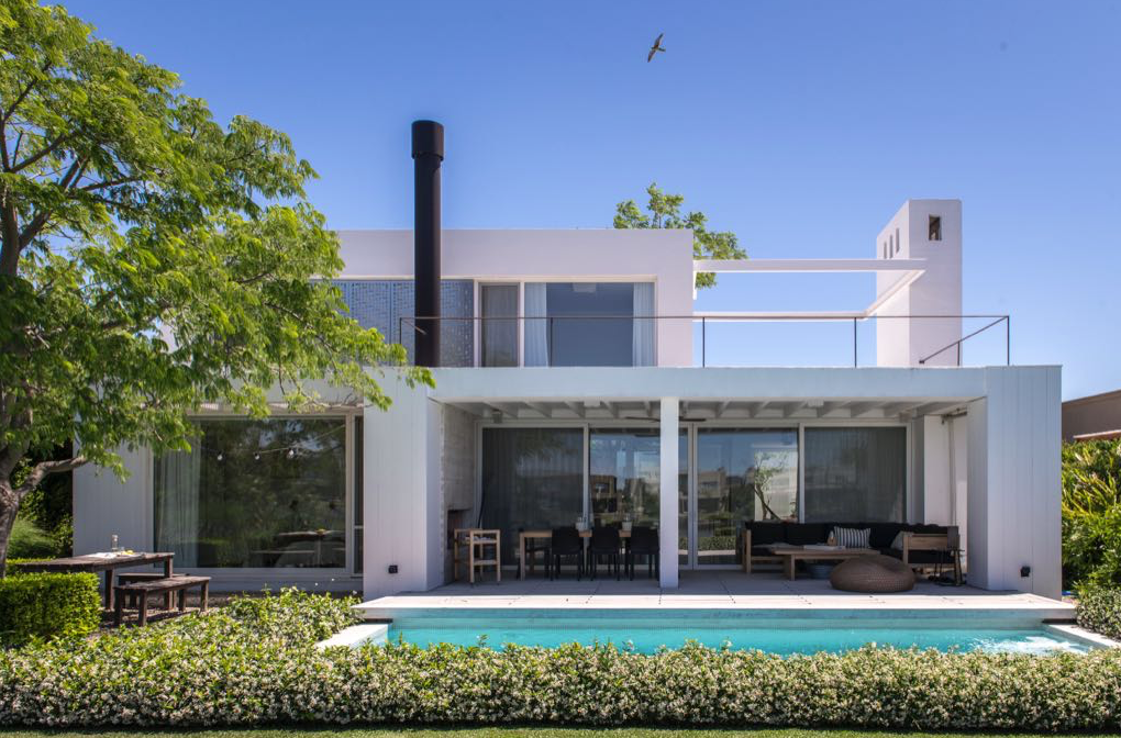 Video deco: cemento, madera y fibras visten esta casa con sabor a ...