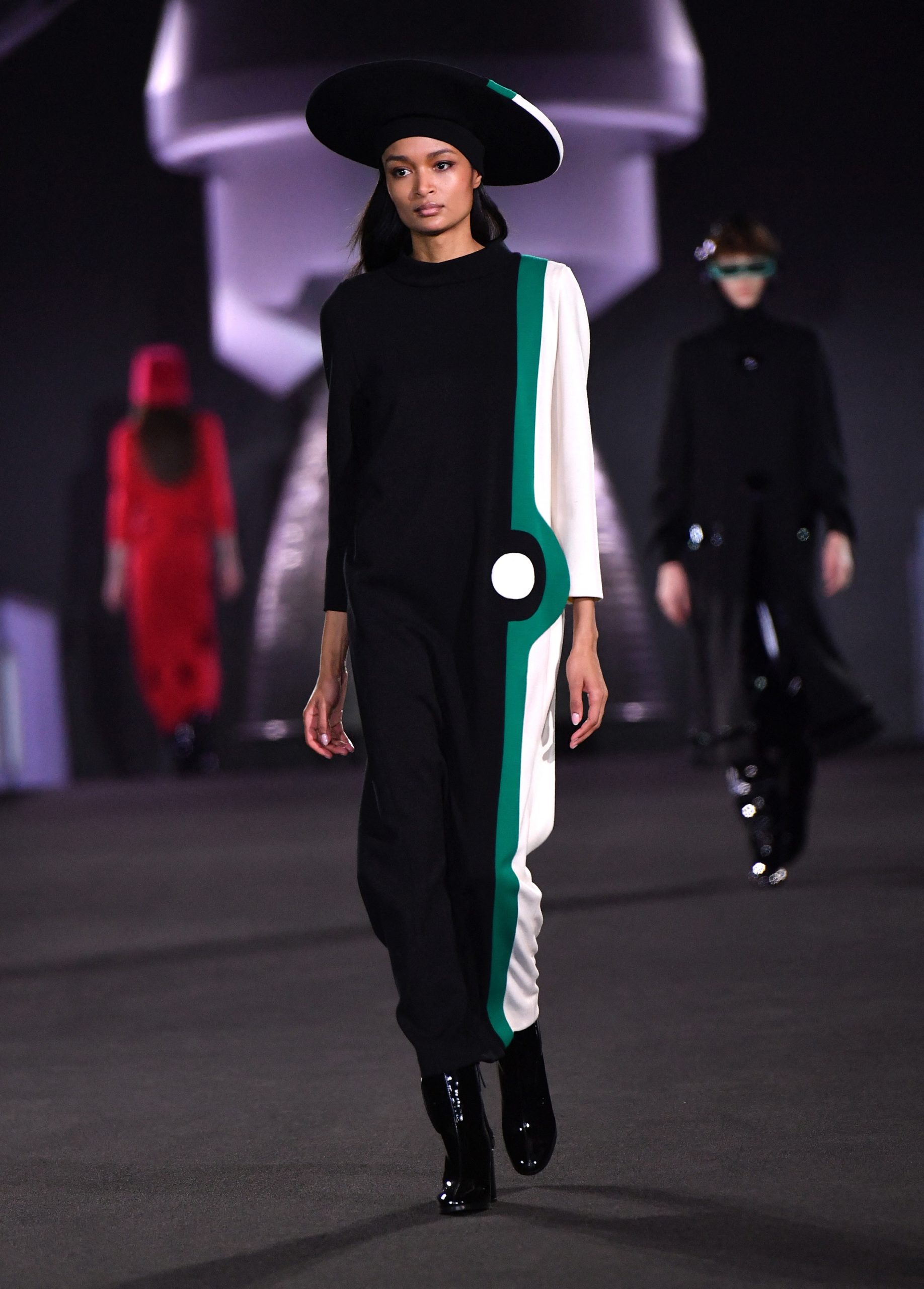 París le rinde homenaje a Pierre Cardin con una colección inspirada en ...