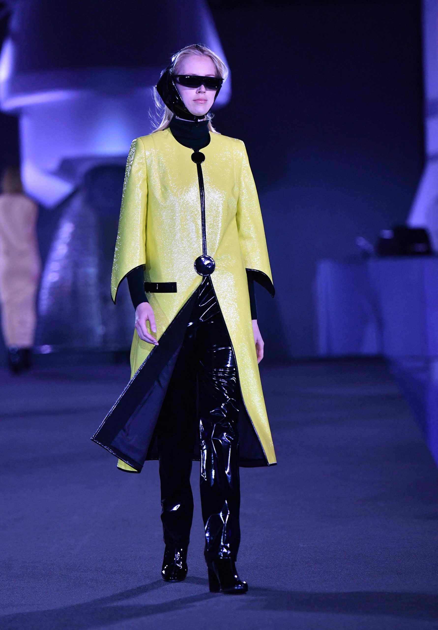 París le rinde homenaje a Pierre Cardin con una colección inspirada en ...