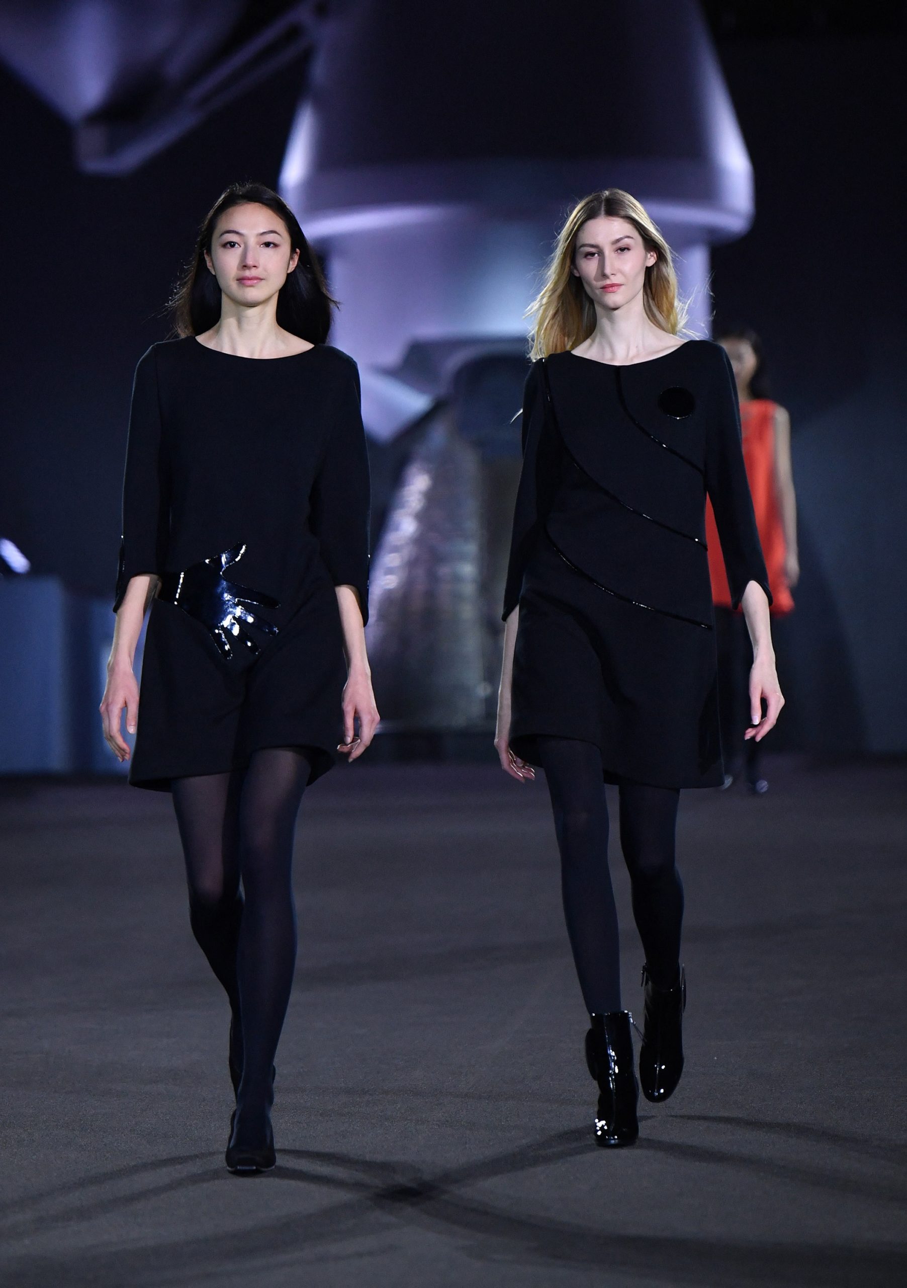 París le rinde homenaje a Pierre Cardin con una colección inspirada en ...