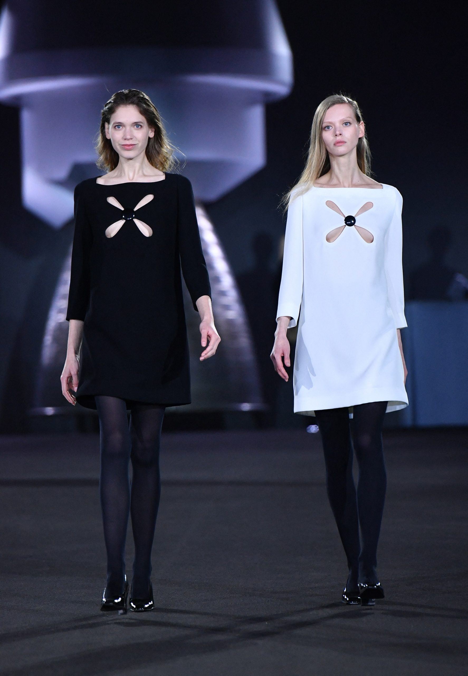 París le rinde homenaje a Pierre Cardin con una colección inspirada en ...