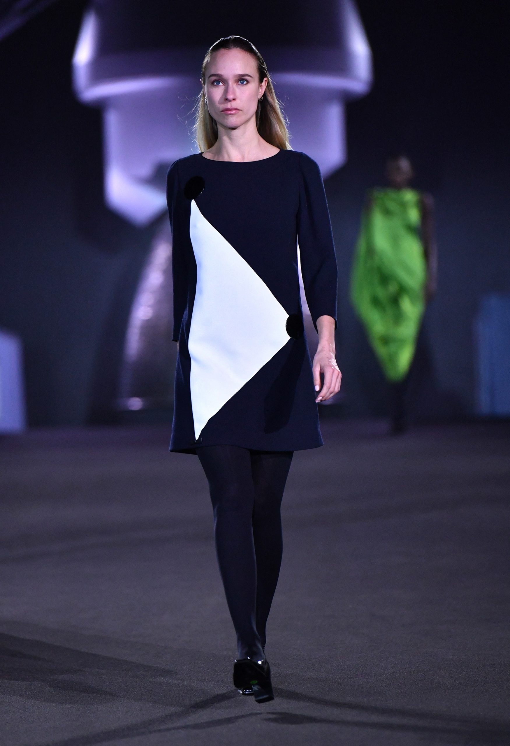 París le rinde homenaje a Pierre Cardin con una colección inspirada en ...