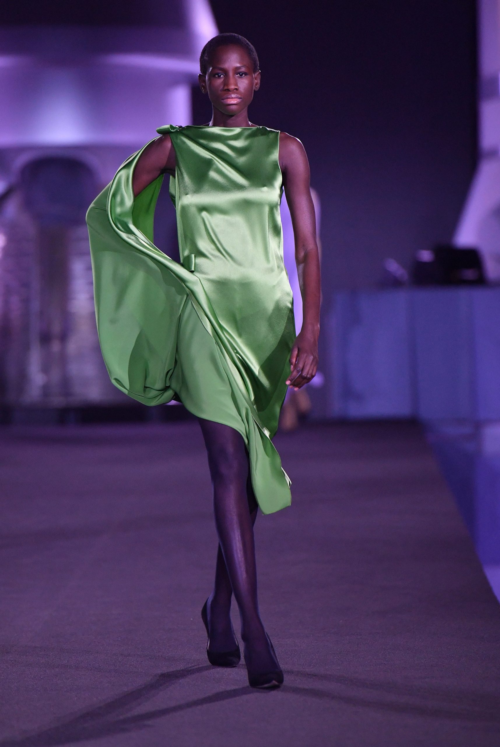 París le rinde homenaje a Pierre Cardin con una colección inspirada en ...