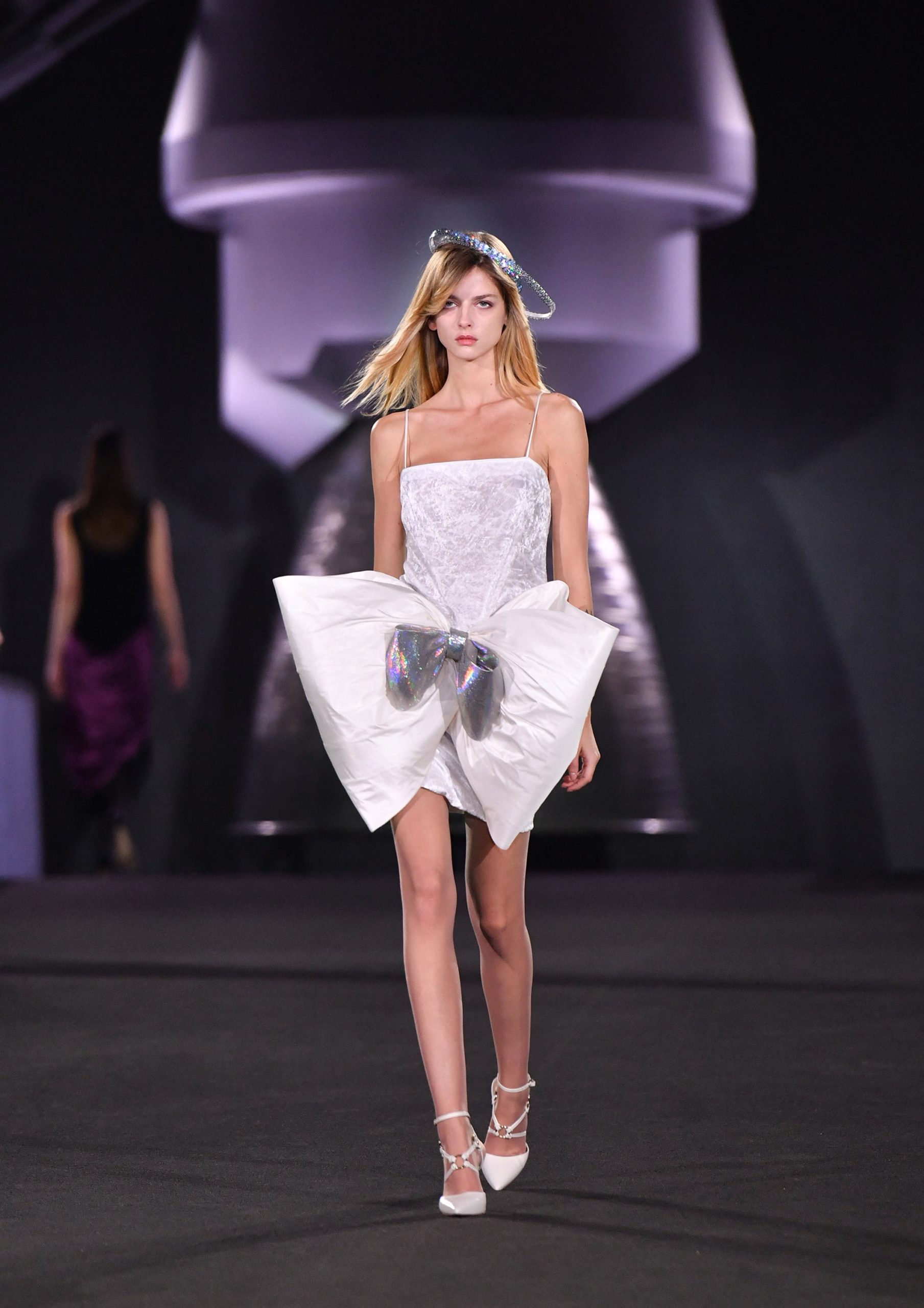 París le rinde homenaje a Pierre Cardin con una colección inspirada en ...