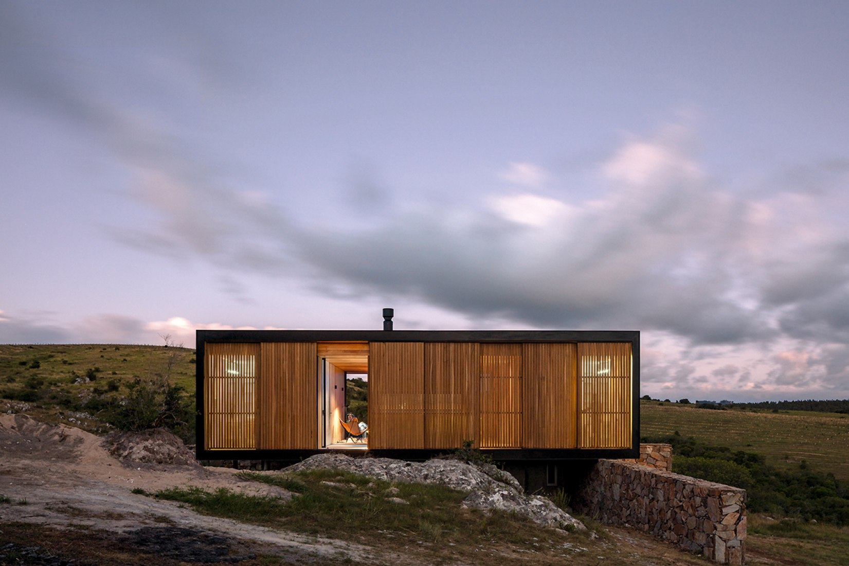 Así se construyó un refugio prefabricado y moderno en Uruguay que ...