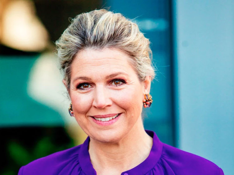 Máxima nos enseña con qué accesorios combinar un look violeta - Revista ...