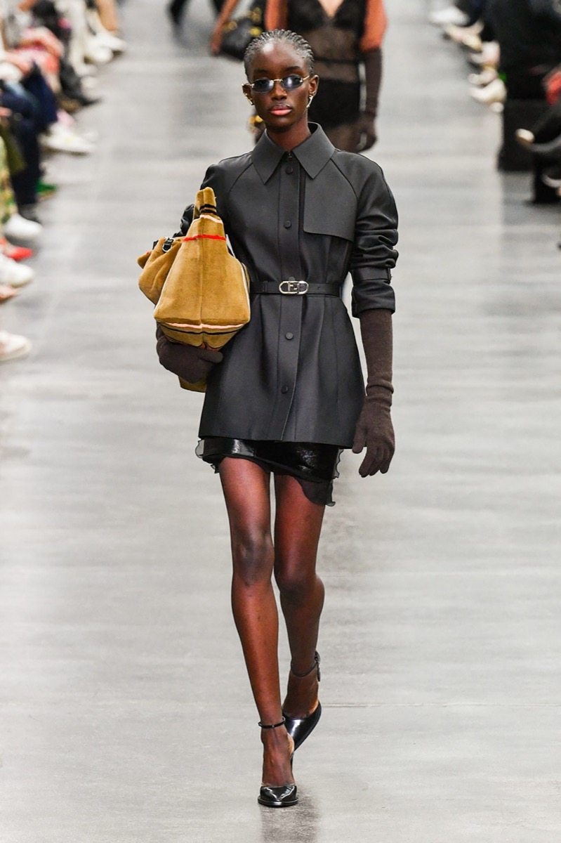 Fendi crea el nuevo uniforme de una working girl: sastrería y ...