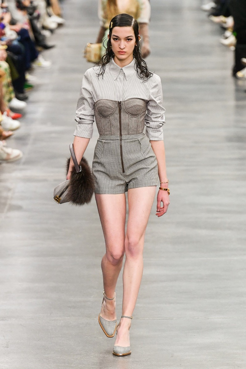 Fendi crea el nuevo uniforme de una working girl: sastrería y ...