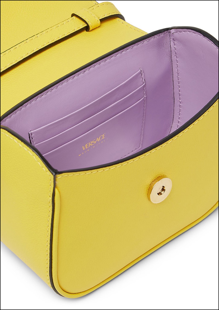 Versace presentó su nueva línea de carteras: ya se convirtieron en el ...