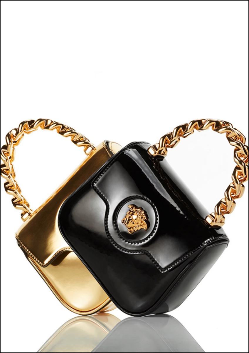 Versace presentó su nueva línea de carteras: ya se convirtieron en el ...