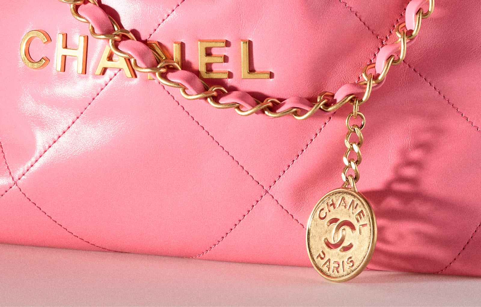 Cuánto sale la nueva cartera de Chanel que es récord en ventas ...