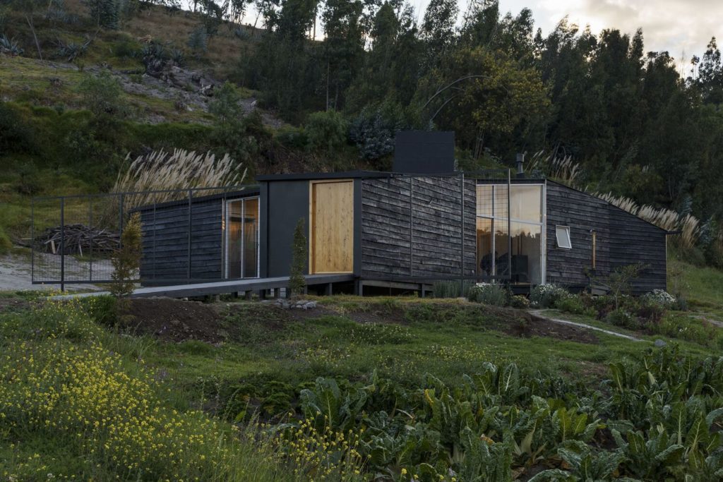 Casa Cíclope: un refugio de montaña que se mimetiza y acompaña el paso ...