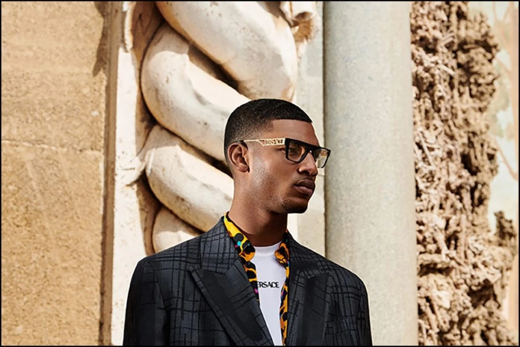 Versace presenta sus nuevos complementos más fashion de la temporada ...