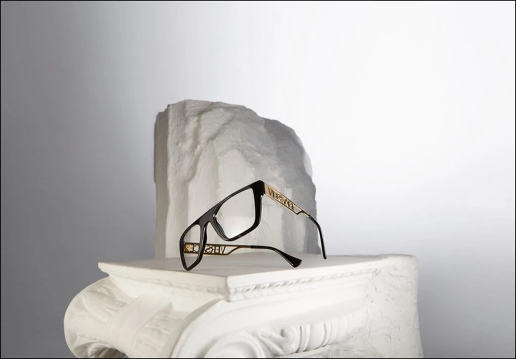 Versace presenta sus nuevos complementos más fashion de la temporada ...