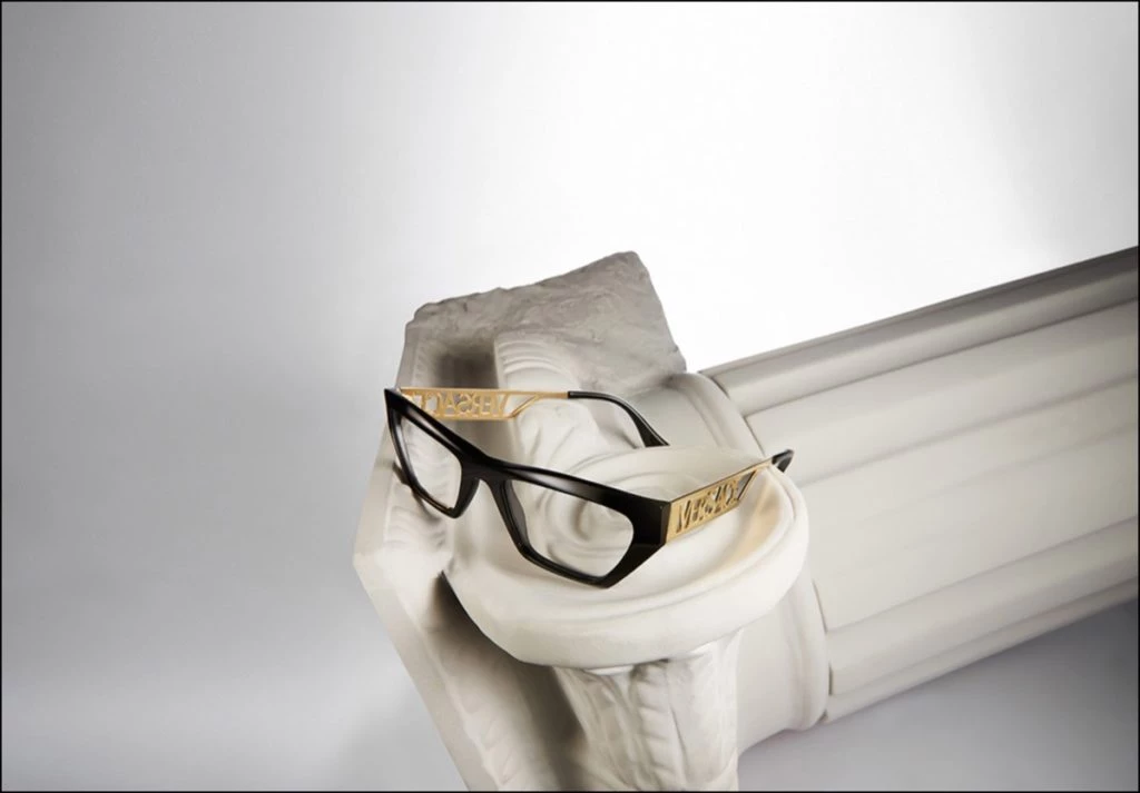 Versace presenta sus nuevos complementos más fashion de la temporada ...